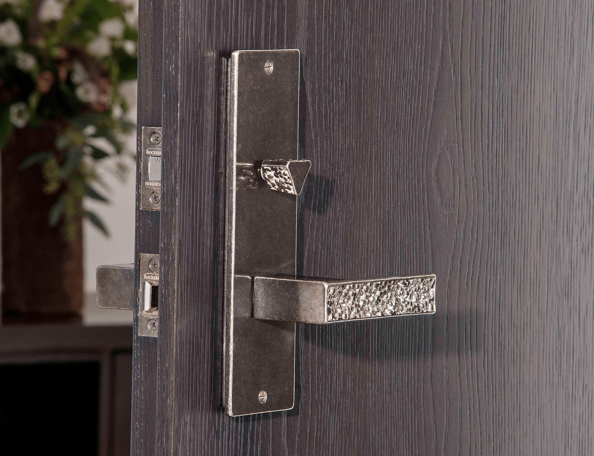 How to Create a Welcoming Entryway With Stylish Hardware and Decor ...